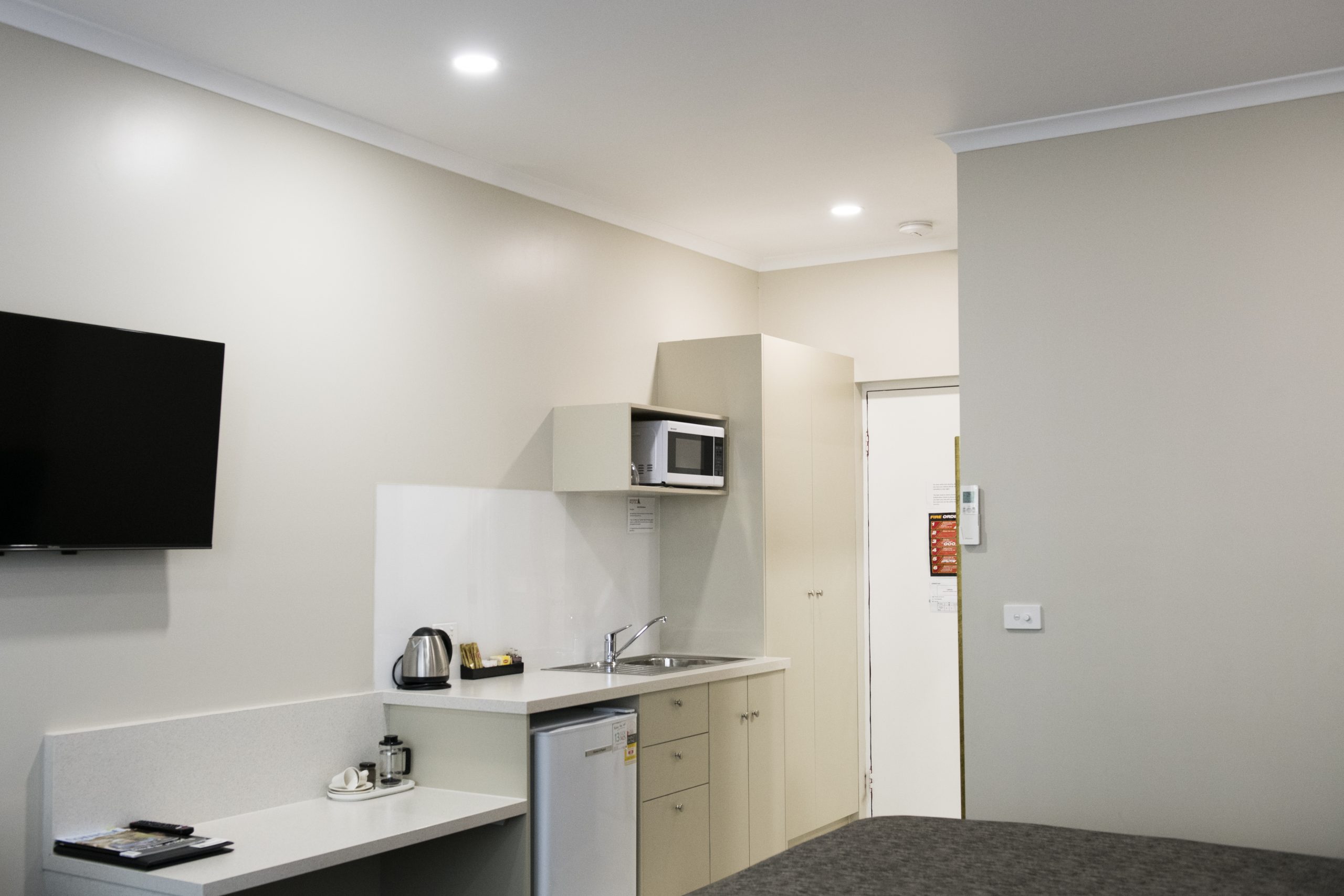 Queen and Single with Kitchenette | Central Deborah Motel